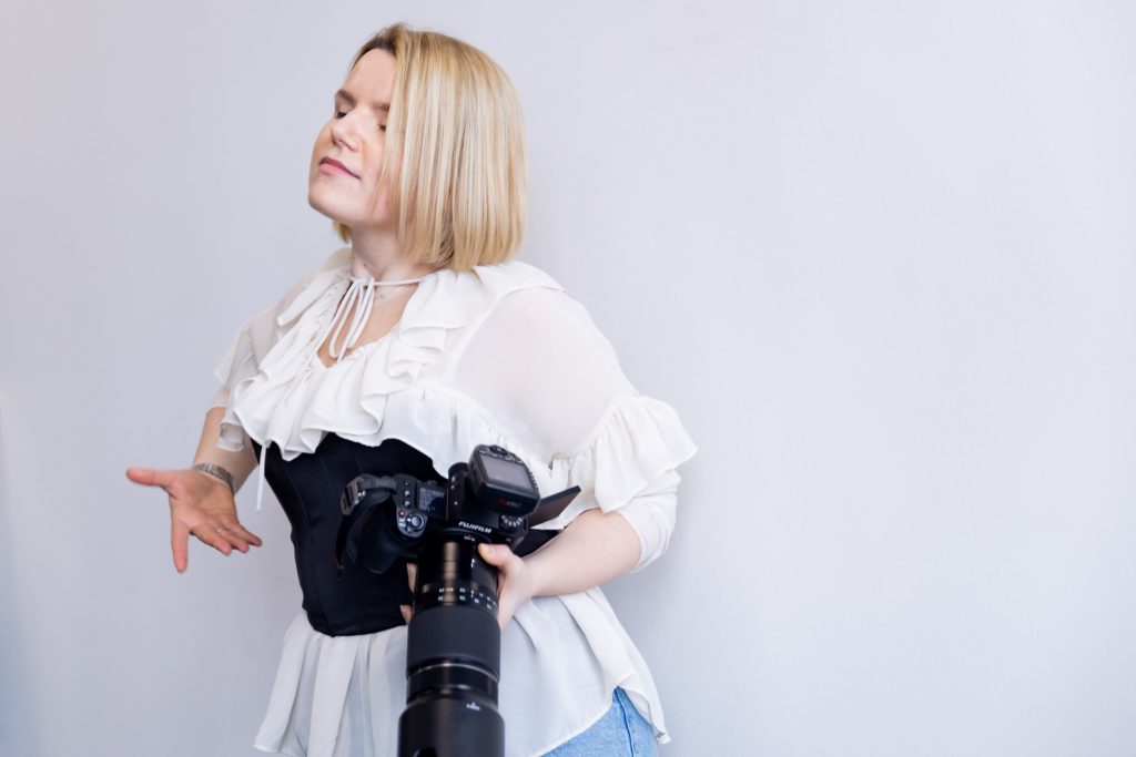 Here's how to pose for pictures without remembering poses